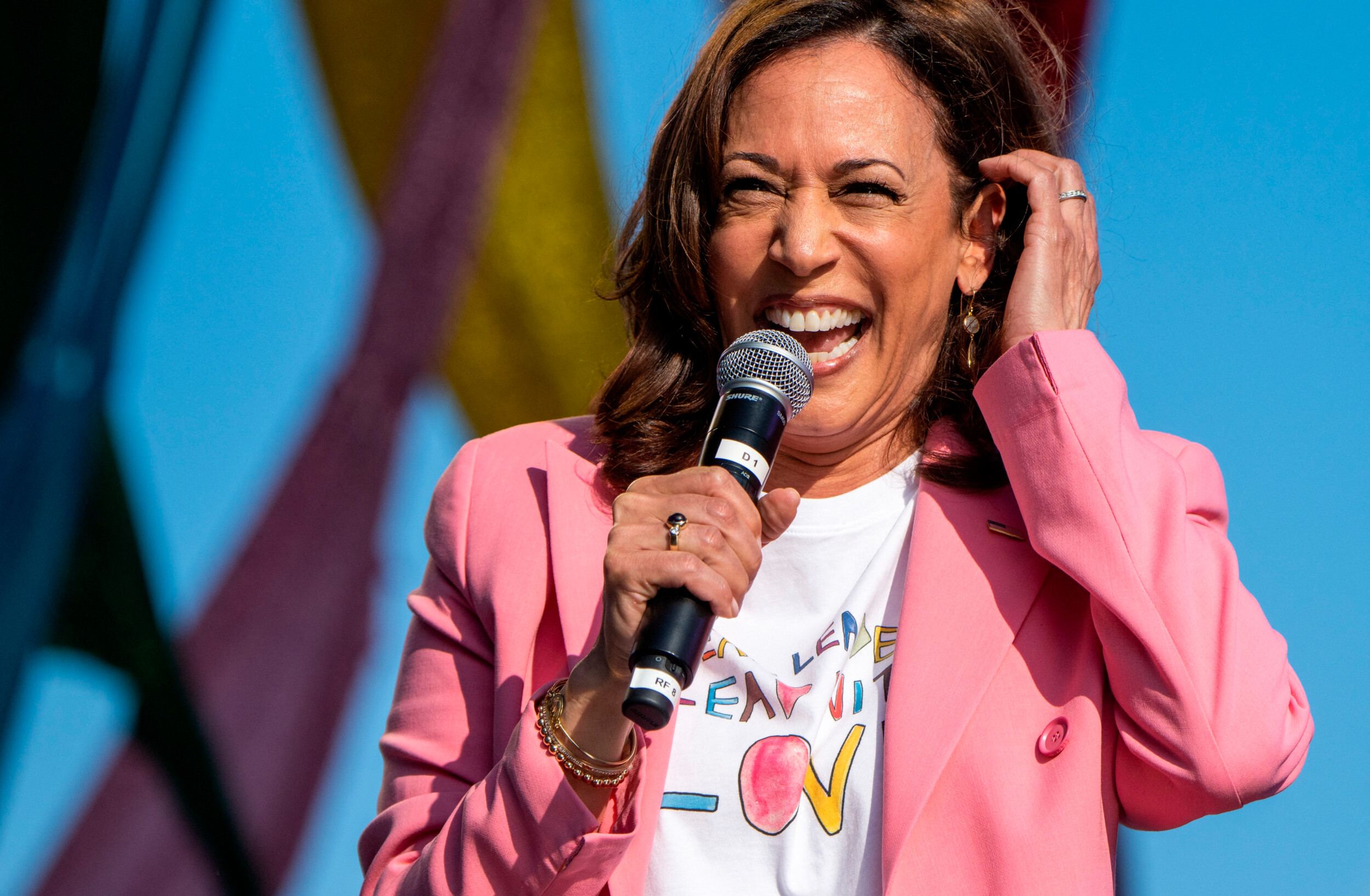 Derfor hænger de Kamala Harris ud for hendes grin | SE og HØR