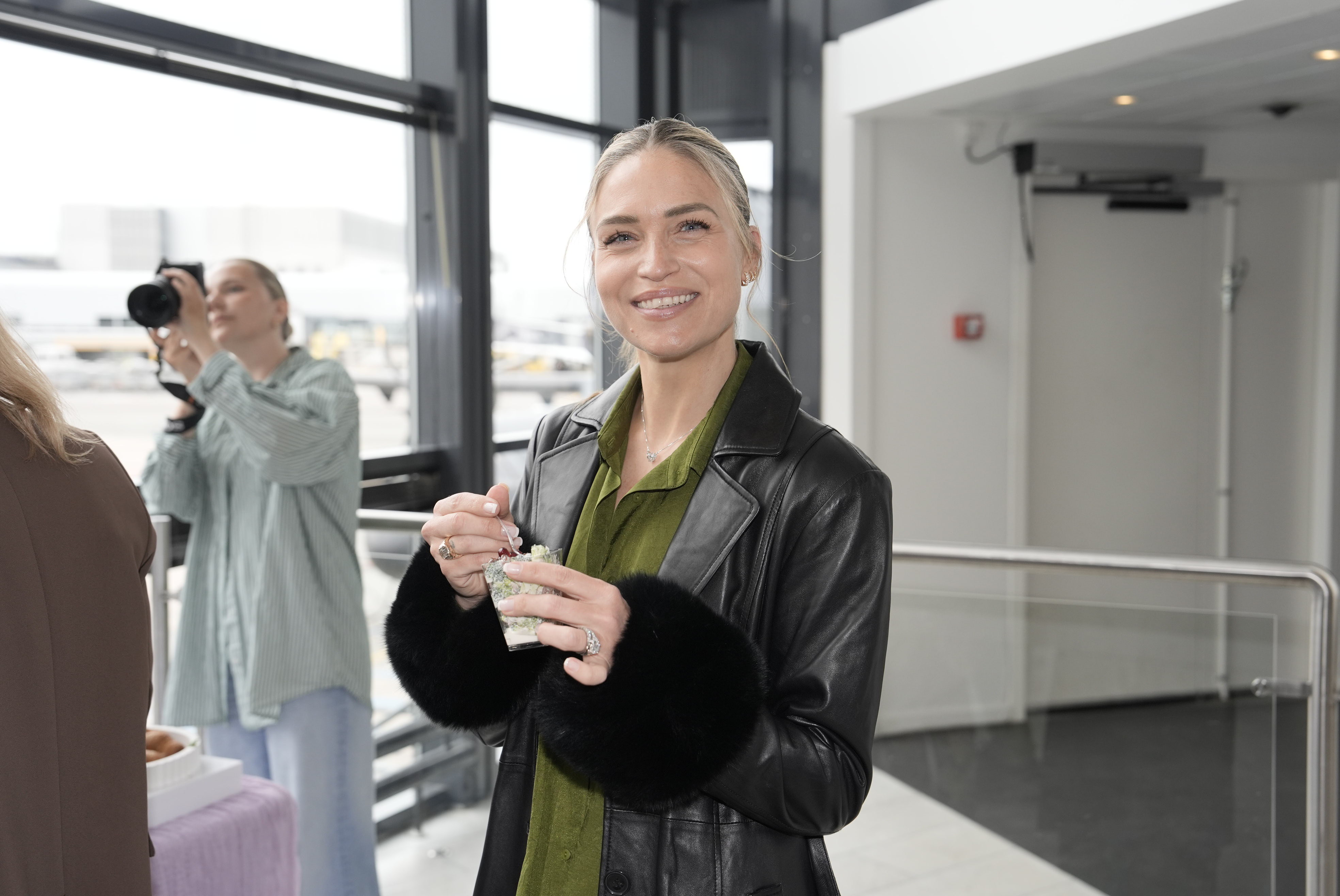 Fest på flyet: De kendte drager mod revy i det sønderjyske | SE og HØR
