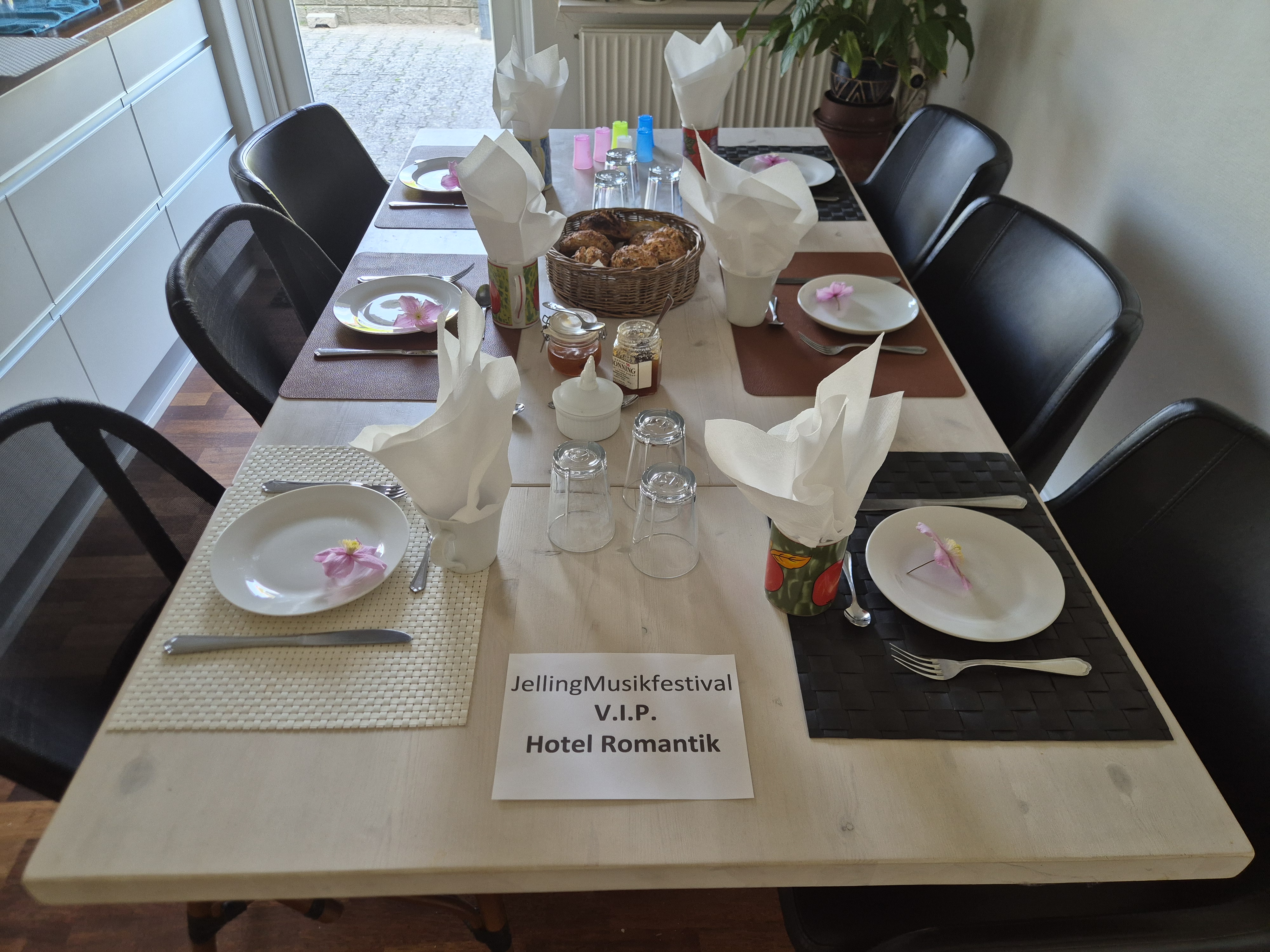 Huset fuld af damer: Buller fra "Hotel Romantik" forkælet under Jelling ...