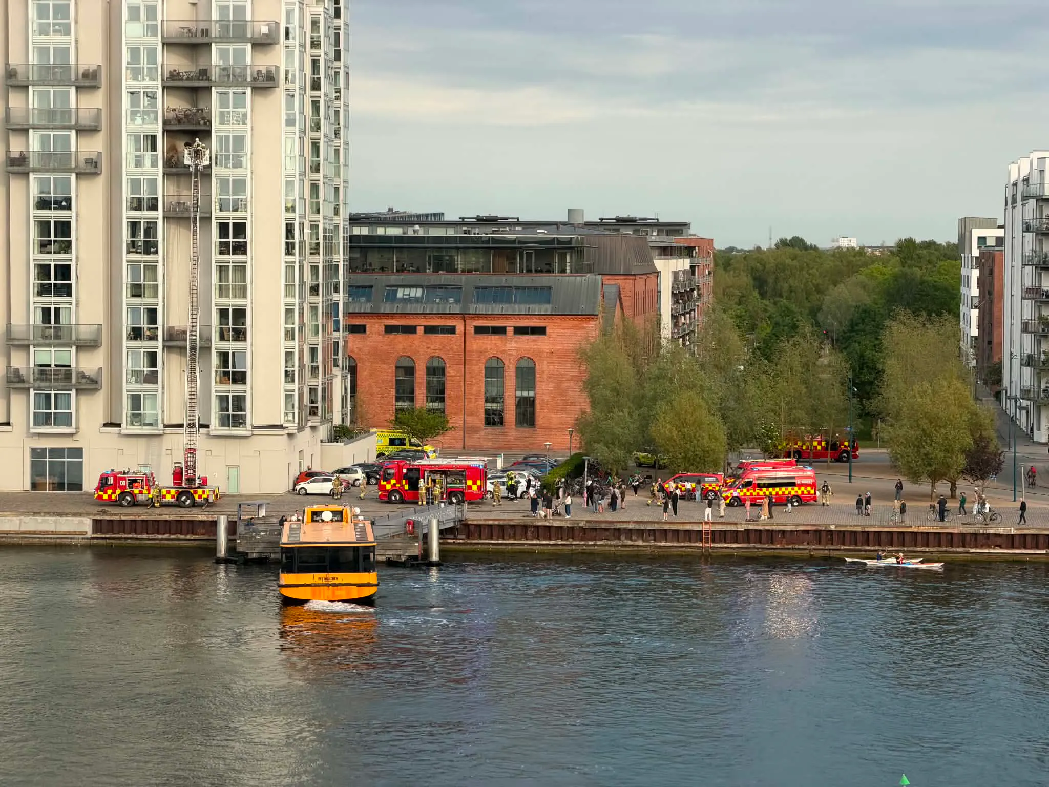 Massivt til stede på Islands Brygge: Brand på altan | SE og HØR