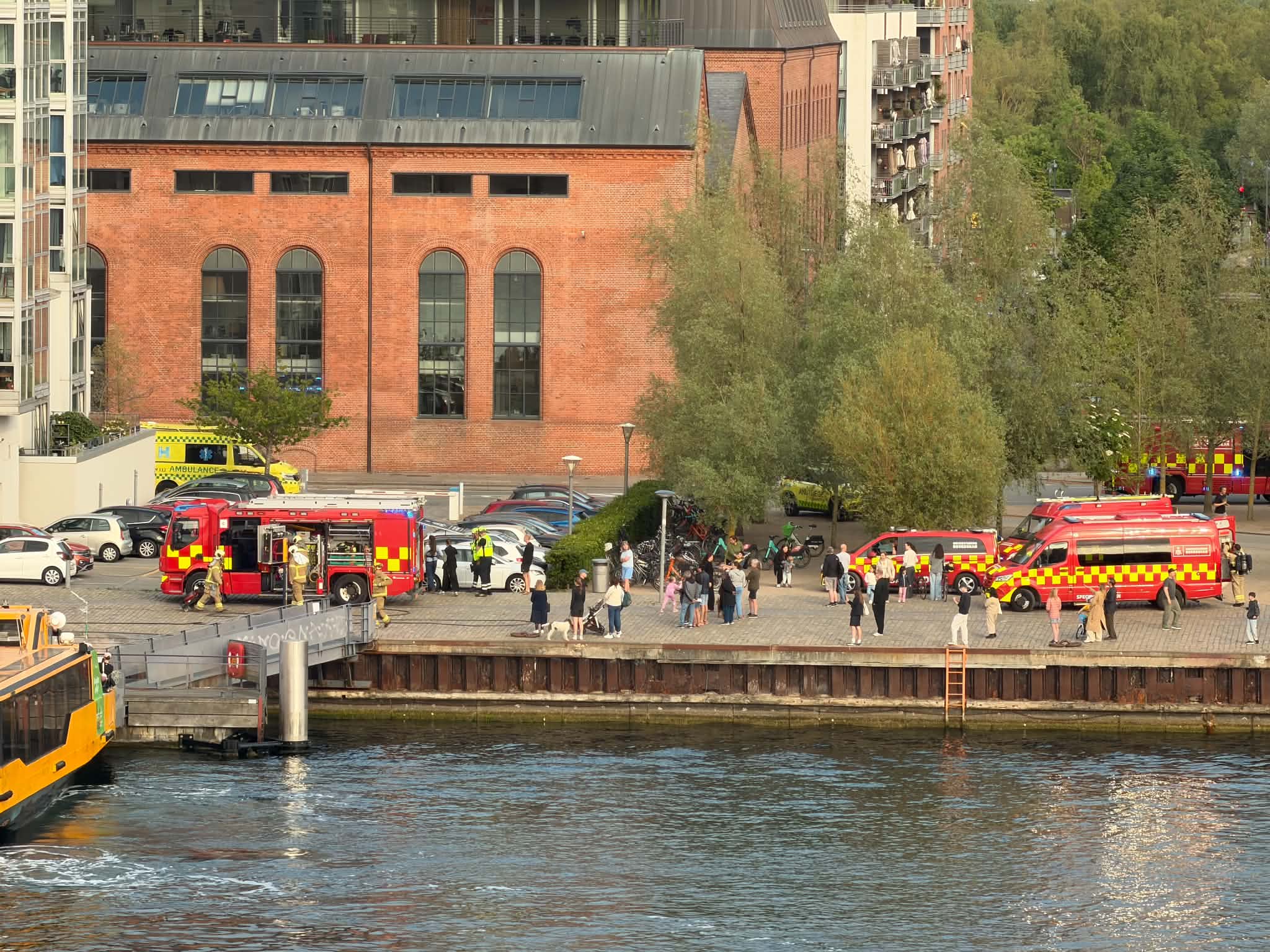 Massivt til stede på Islands Brygge: Brand på altan | SE og HØR