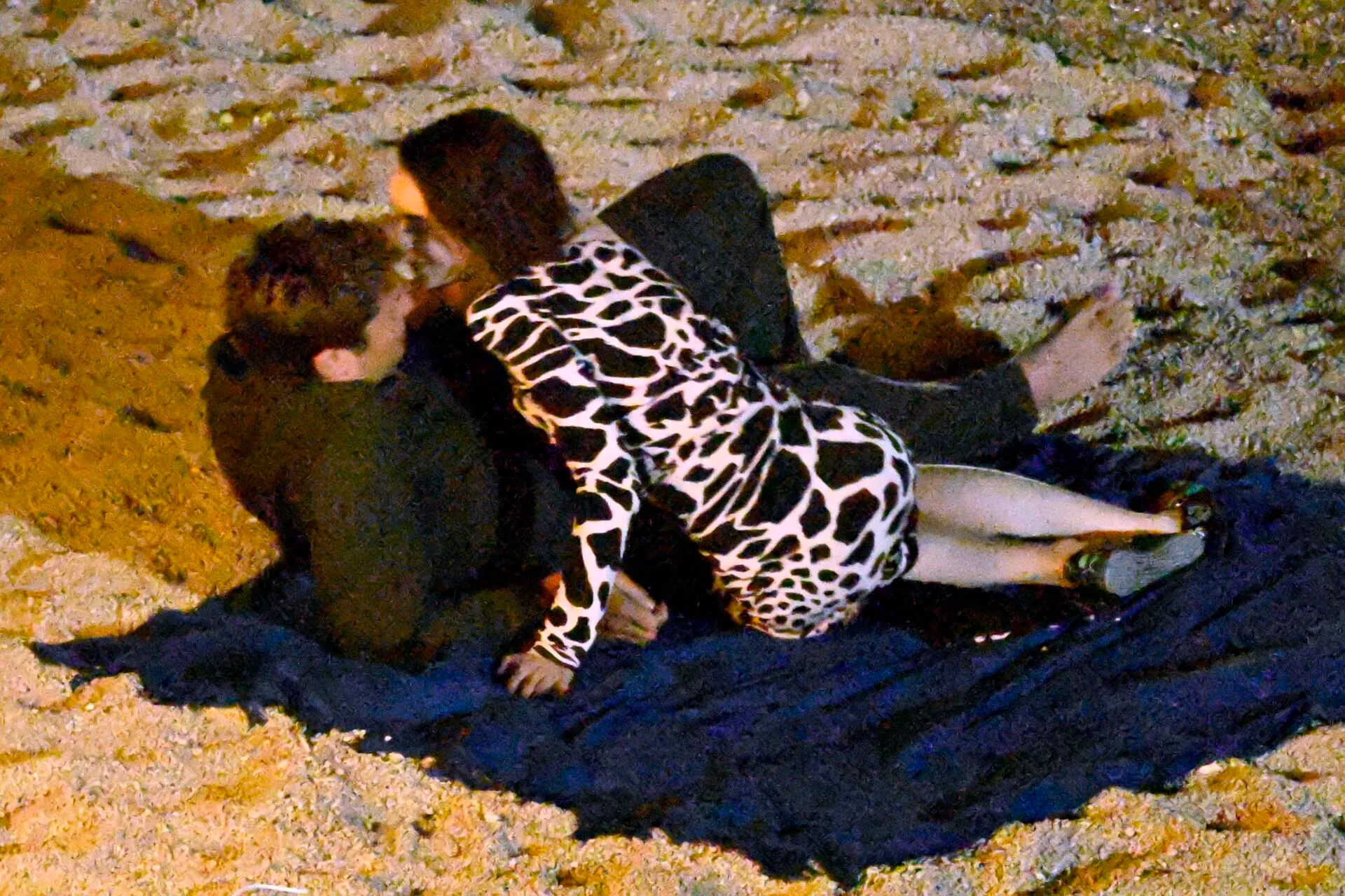 Se billederne: Lily Collins fanget i hedt strandkys | SE og HØR