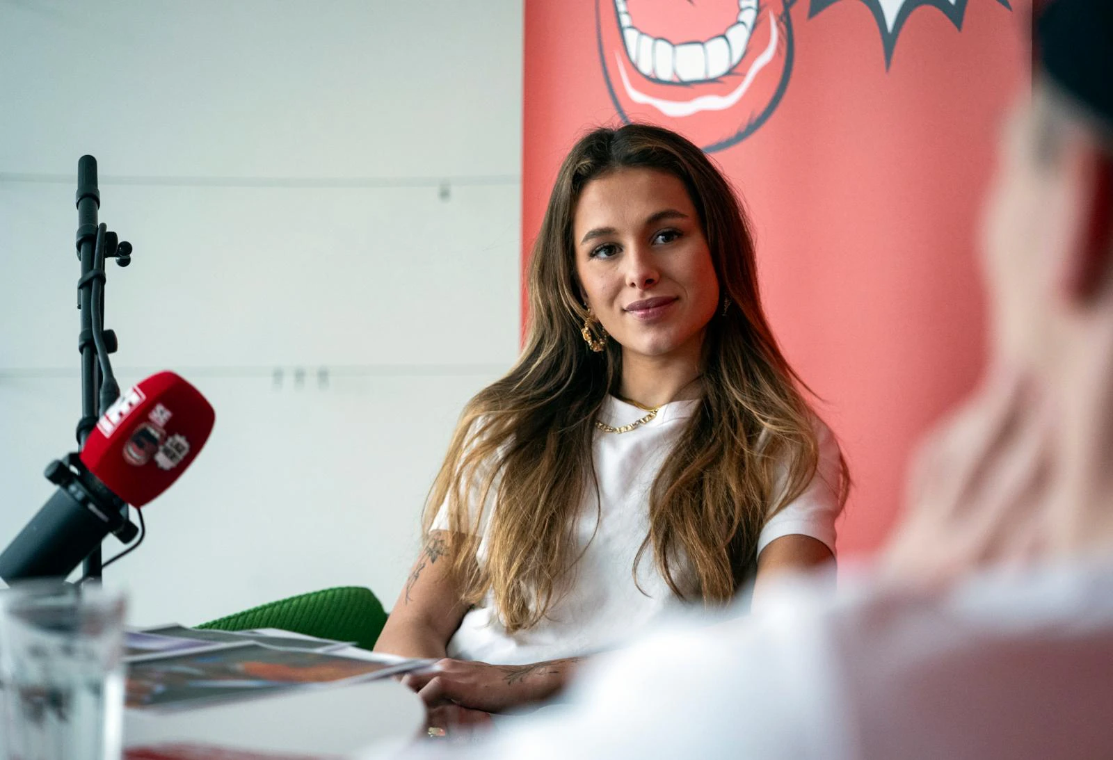 Jasmin klapper i om Marius' påståede utroskab: - Ikke hele Danmarks ...