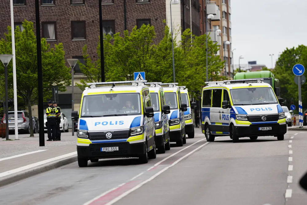 Politi i Sverige dræber mand med skud efter biljagt | SE og HØR