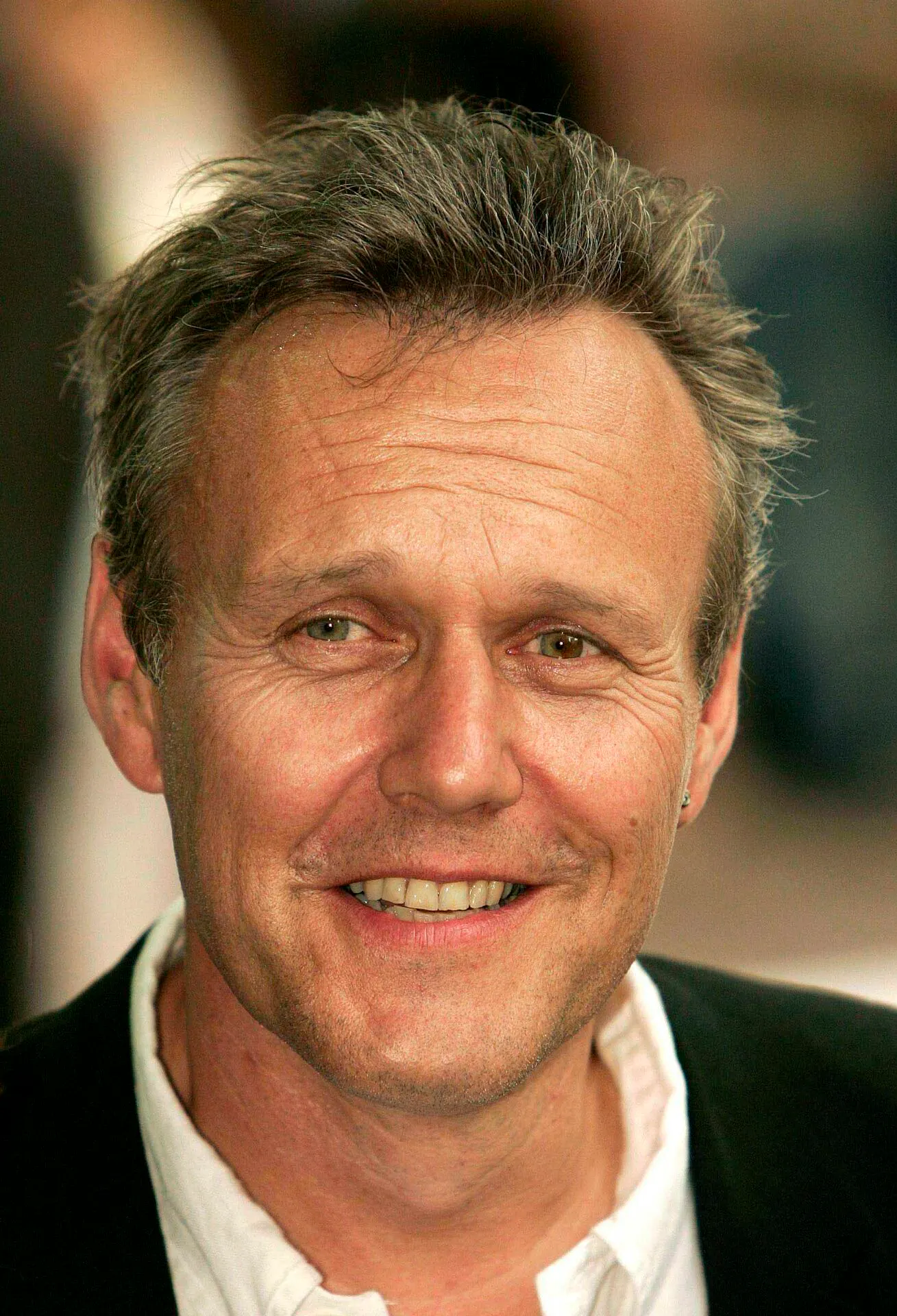 Ramt af sygdom: Nu er Anthony Head død | SE og HØR
