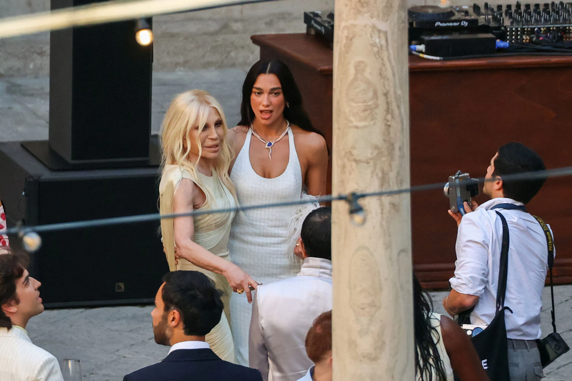 Kæmpe kendisfest på Sicilien: Dua Lipa og Callum Turner holder ...