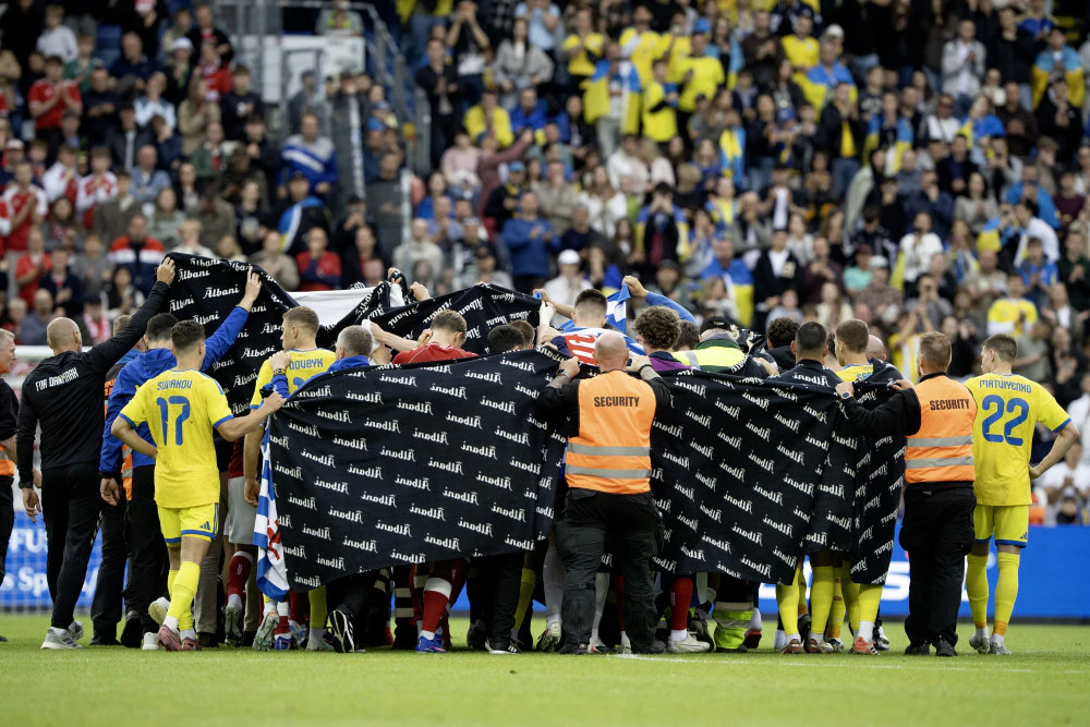 Holdlæge: Christian Eriksen bad selv om lov til at gå fra banen | SE og HØR