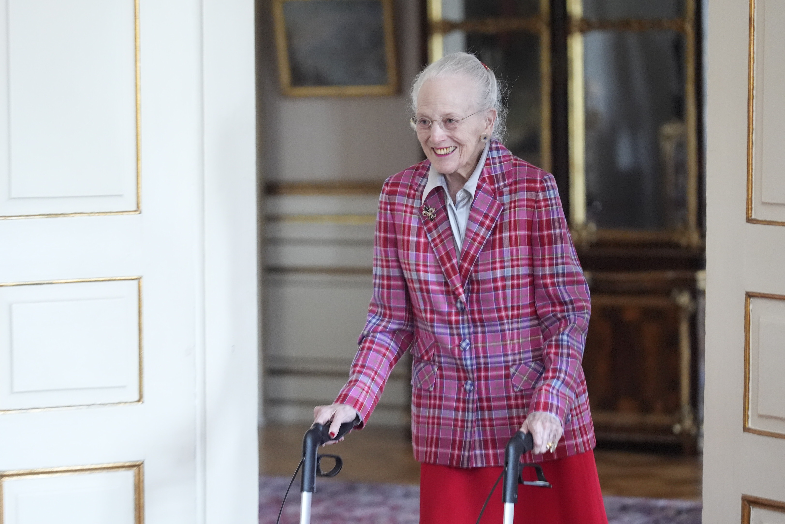 Rullende rollator-Margrethe hyldet af Ældresagen: - Det er nogle ...