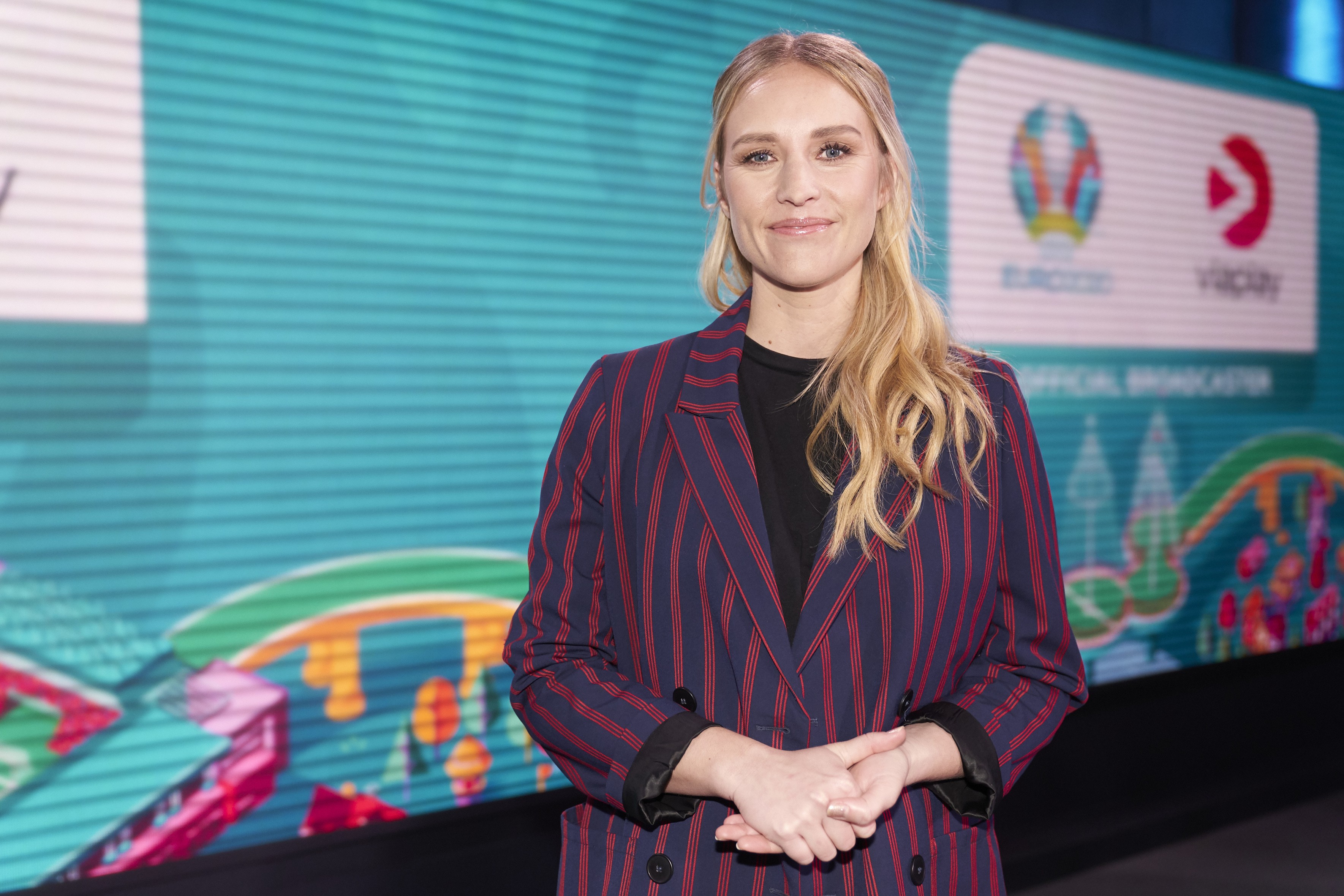 Signe Vadgaard viser babybulen frem | SE og HØR